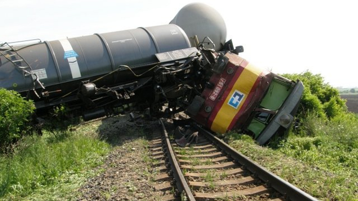 Dopravní nehoda nákladního vlaku a kamionu | POŽÁRY.cz - ohnisko ...