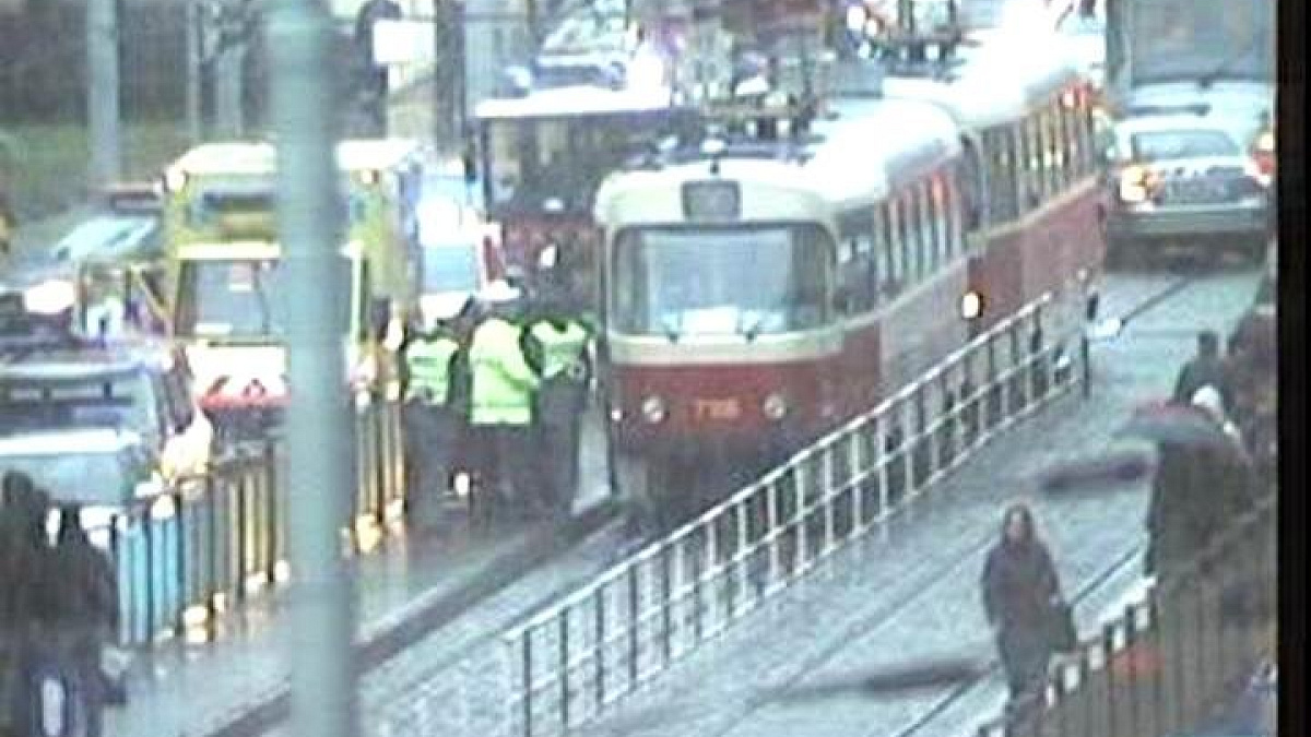 Tramvaj v Praze srazila chodce | POŽÁRY.cz - ohnisko žhavých zpráv | hasiči aktuálně