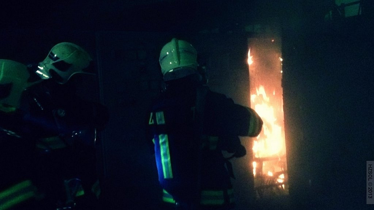 Tavná pec praskla a vylilo se z ní pět tun litiny, ta způsobila požár v ...