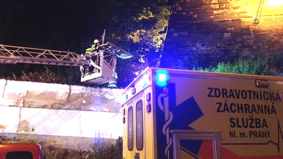 Jednotka HZS Praha stanice 1 asistovala v ulici Vratislavova ZZS ...