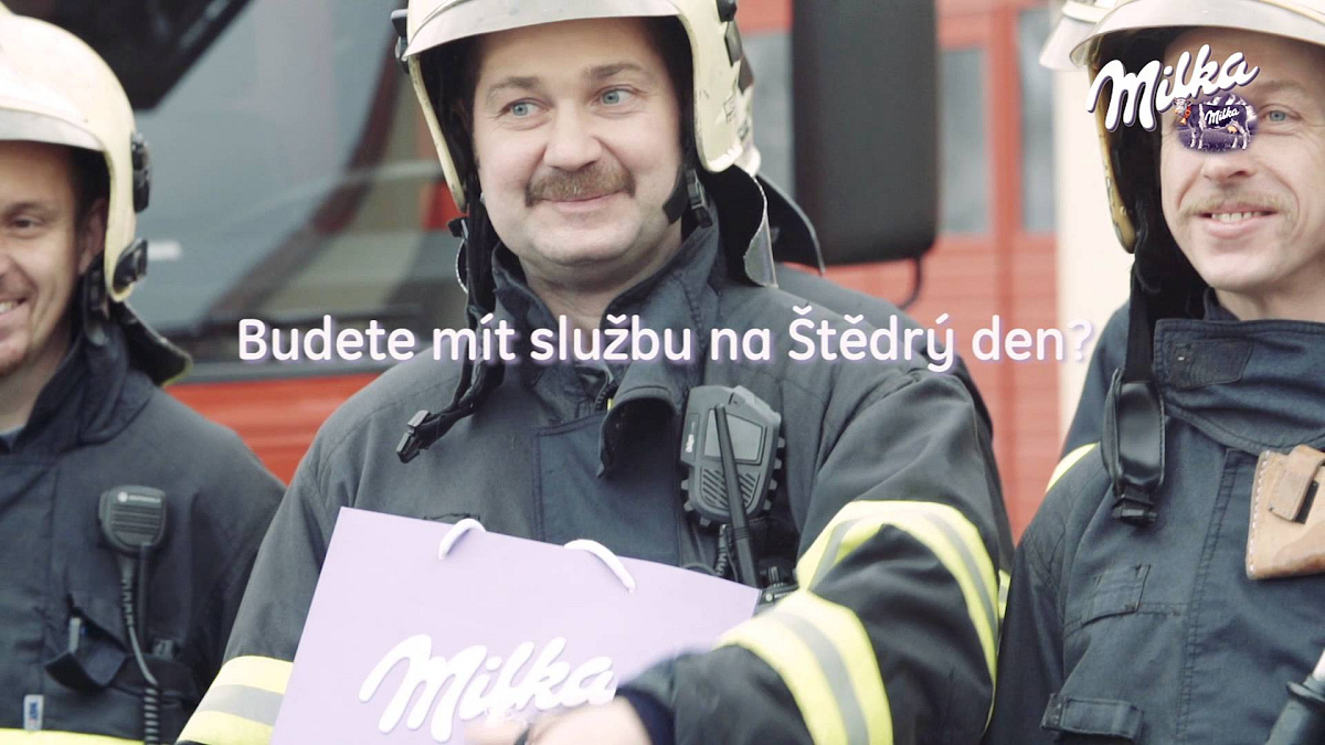 Milka řekla hasičům „Díky za Vánoce“, o poděkování rozhodlo hlasováním ...