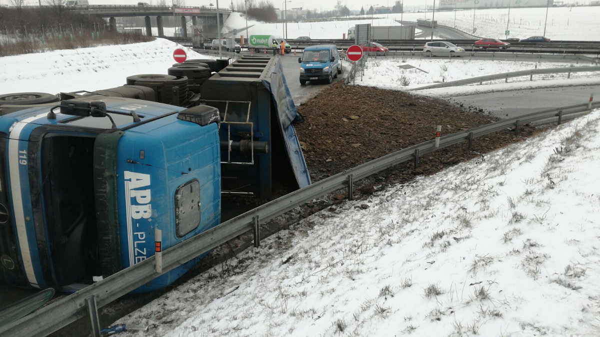 Zranění řidiče si vyžádala nehoda kamionu v ulici Na Radosti v ...