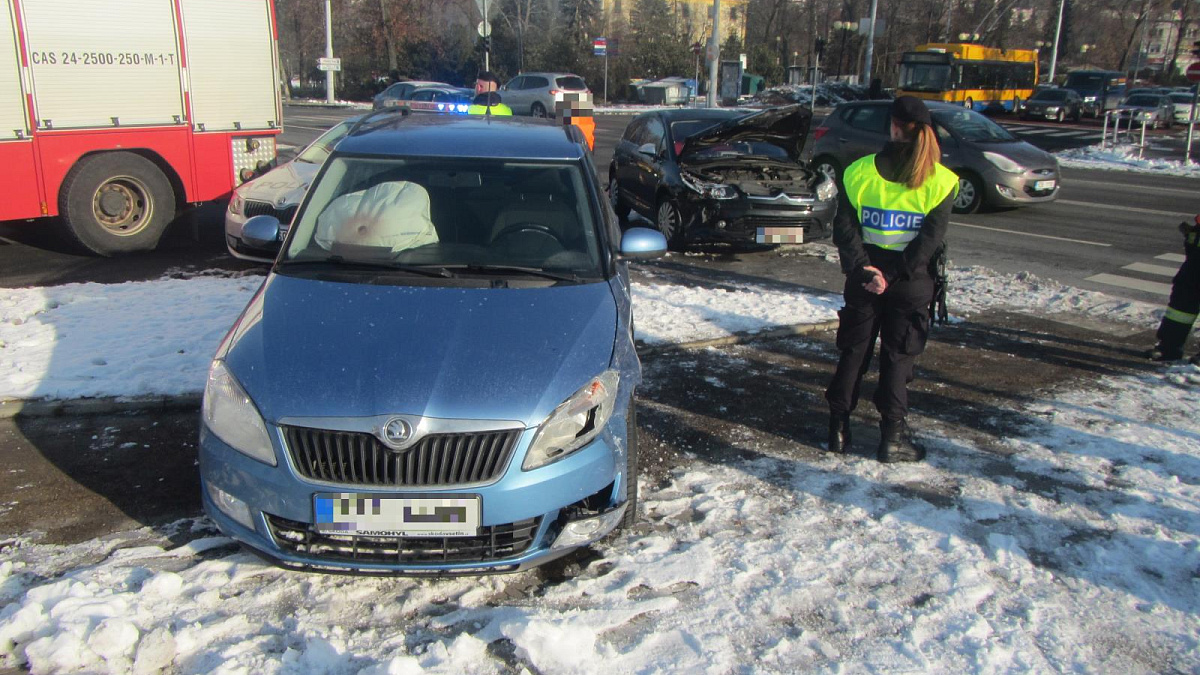Nehoda dvou osobních vozidel omezila provoz v centru Zlína, nikdo nebyl ... Nehoda dvou osobních vozidel omezila provoz v centru Zlína, nikdo nebyl ...