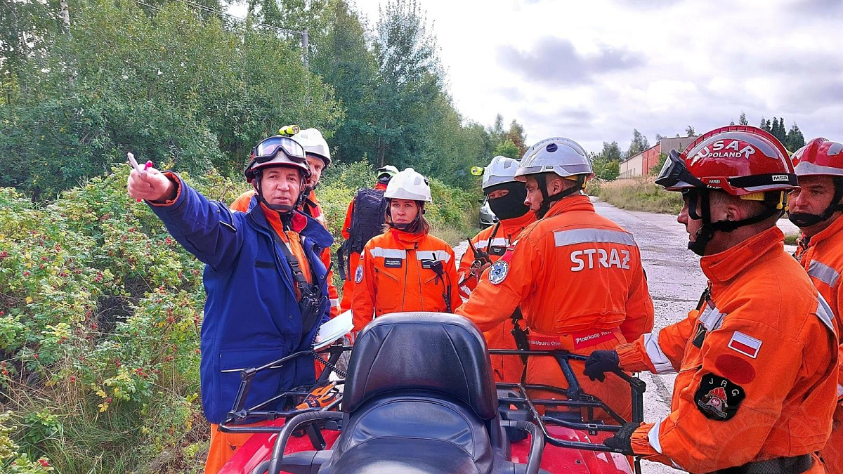 Psovod David Hynek ze stanice Ústí nad Orlicí se se svým psem Darrenem ...