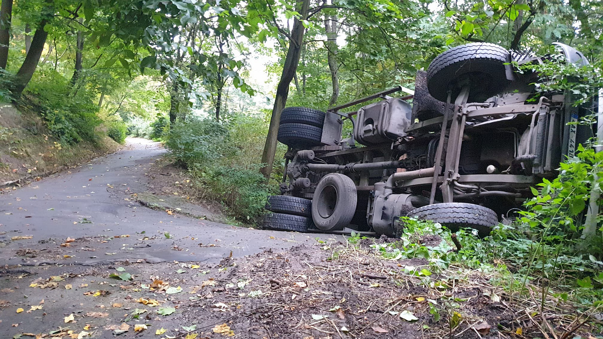 Poblíž ulice Hellichova v Praze hasiči zajistili nákladní… | POŽÁRY.cz ...