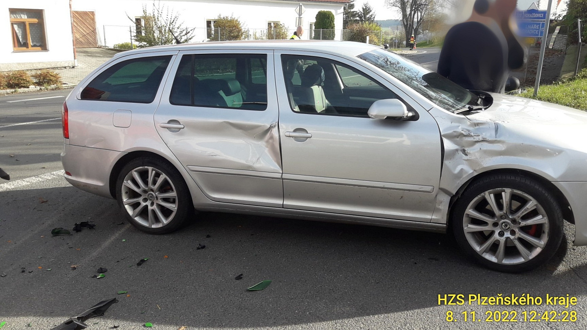 Ve Velkém Boru se střetla motorka a osobní auto. Jedna osoba je ...