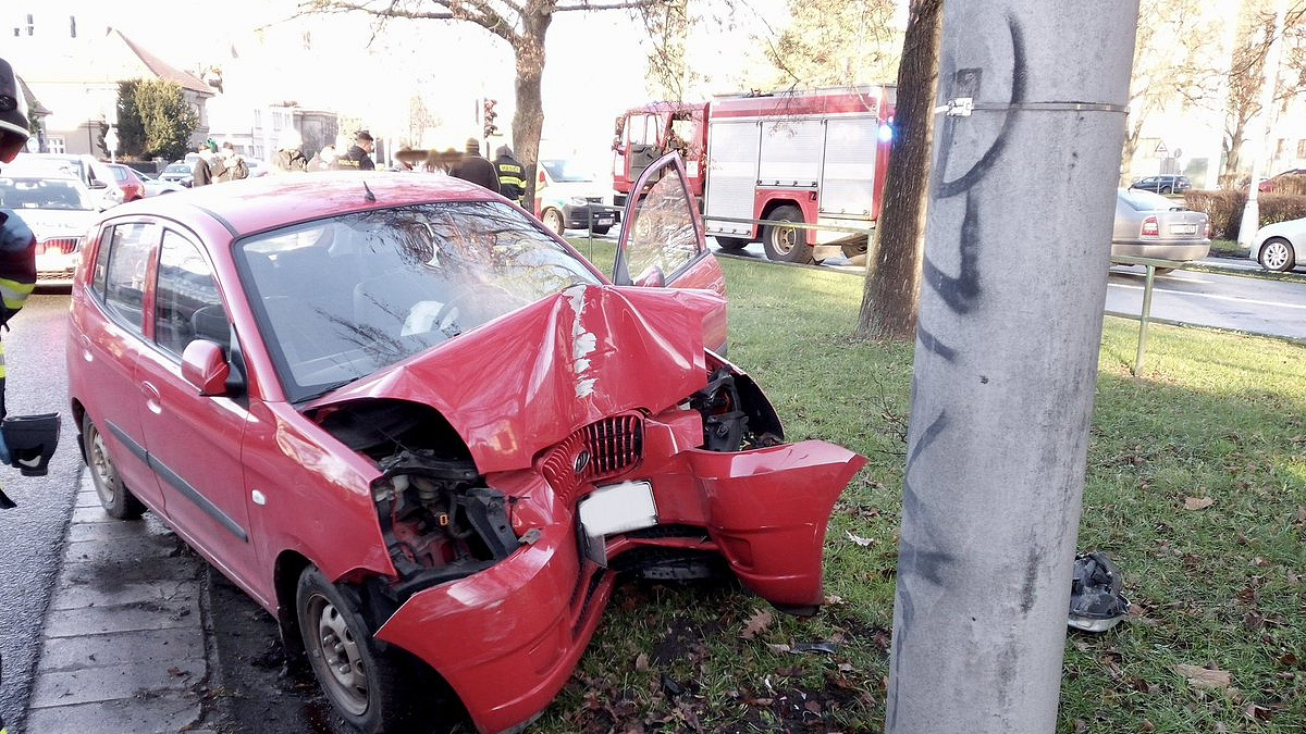 Hasiči odstraňují následky dopravní nehody v Hradci Králové. U ...