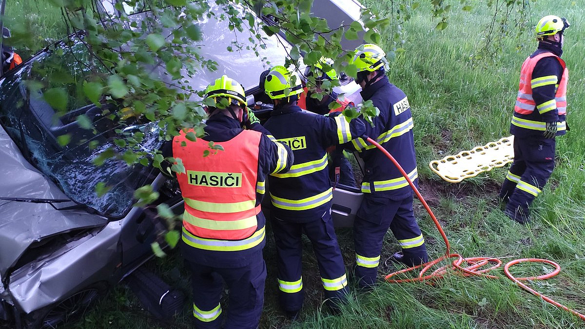 Hasiči zasahovali u nehody osobního auta v Šedivci, směrem na… | POŽÁRY ...