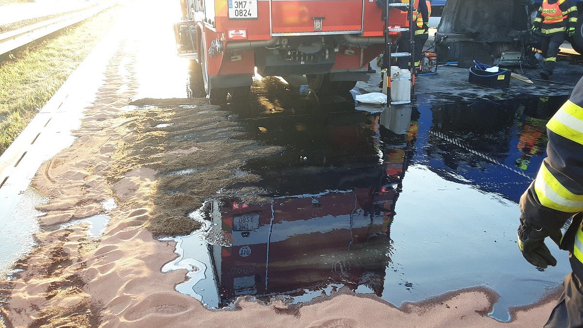 Kvůli omezení provozu na dálnici D1 došlo k další nehodě, střetly se čtyři nákladní automobily ...