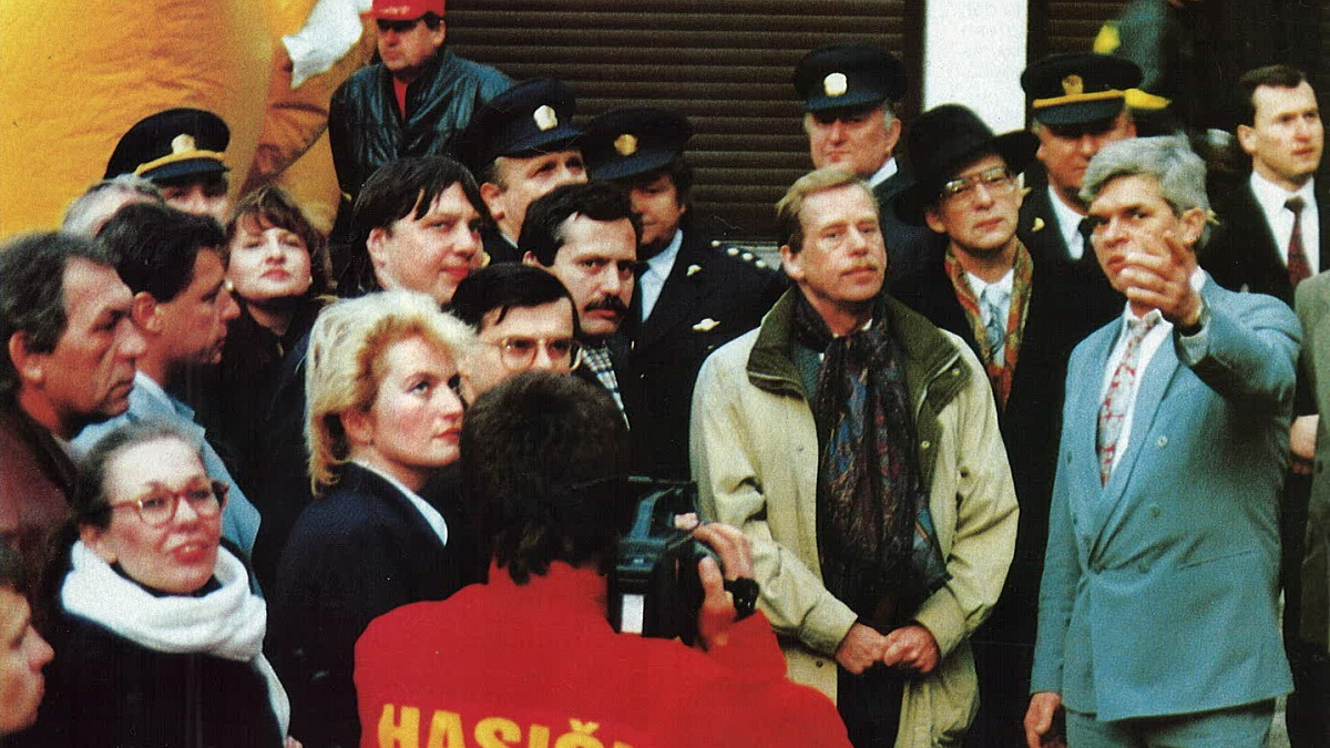 Před 30 lety navštívil prezident Havel pražské hasiče | POŽÁRY.cz ...