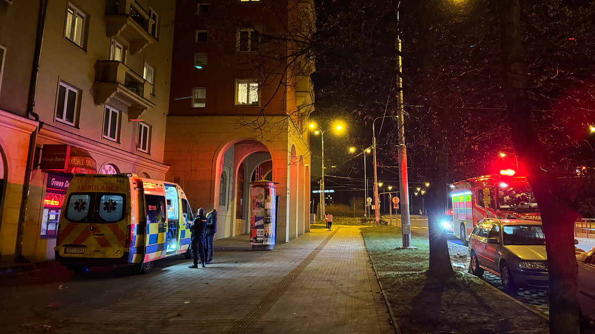 Požár bytu v Ostravě-Porubě vznikl od svíčky, včasnou pomoc přivolal autonomní hlásič | POŽÁRY ...