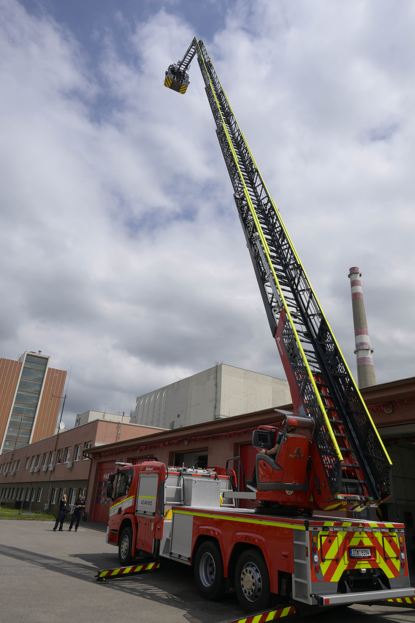 Nový automobilový žebřík Scania Magirus M42L-AS zařadili do svého ...