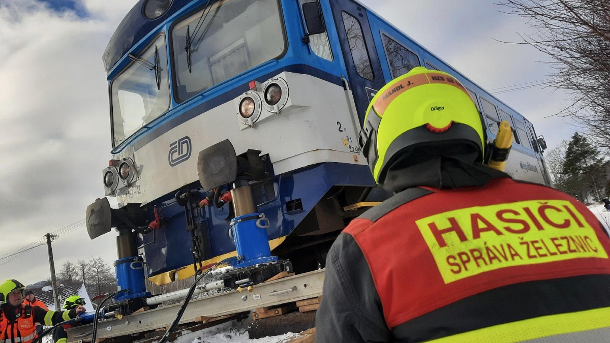 Sedm a půl tisíce zásahů za celý rok. Drážní hasiči pomáhali i při ...