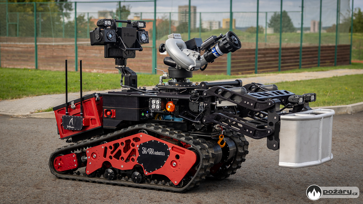 Víceúčelový hasičský robot Colossus odolá teplotám až do 900 °C ...
