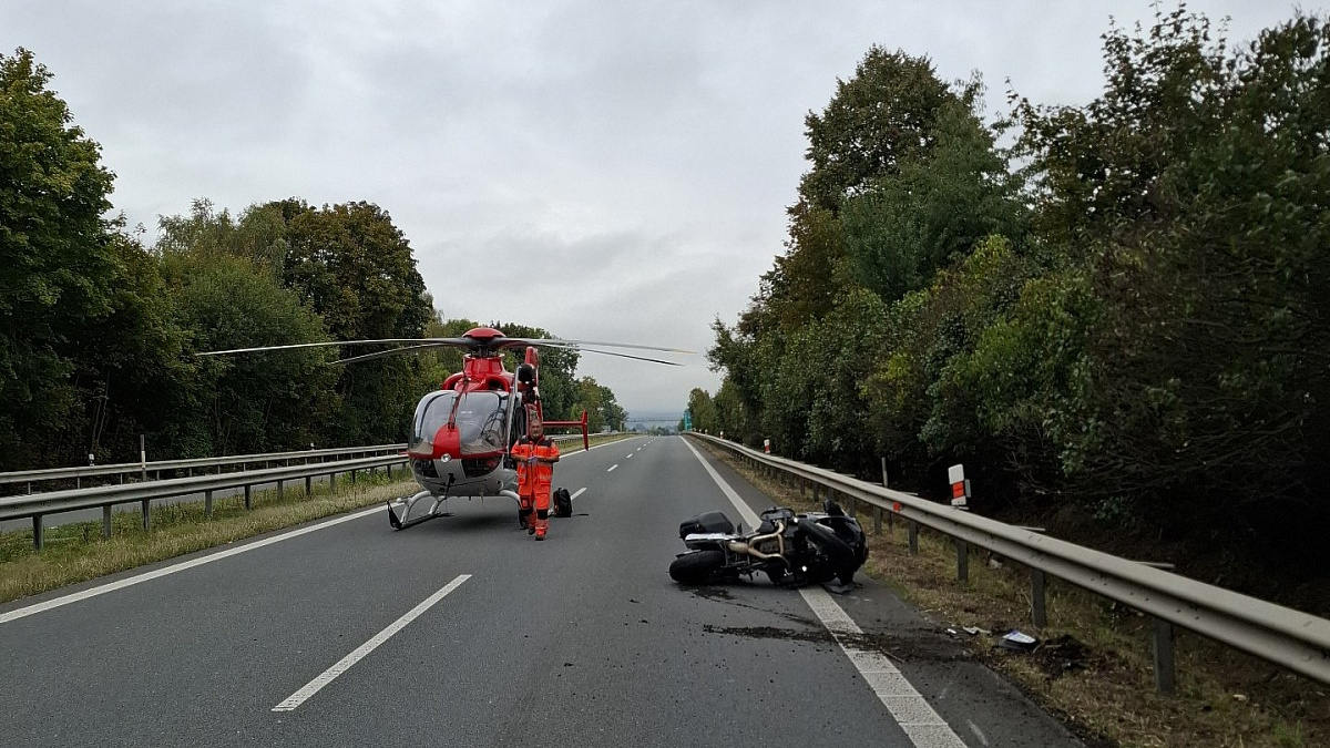 U dopravní nehody motorkáře a osobního auta zasahují hasiči na ...