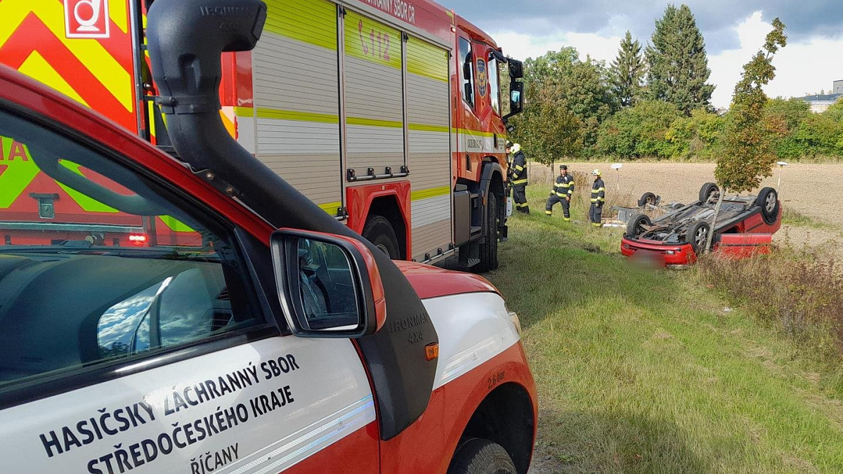 U dopravní nehody osobního automobilu s přívěsným vozíkem… | POŽÁRY.cz ...