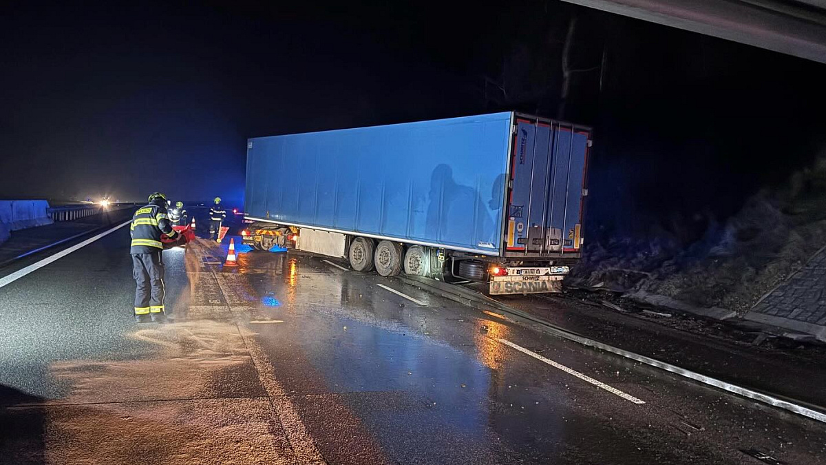 Při dopravní nehodě na dálnici D1 uniklo z poškozené nádrže 400 litrů ...