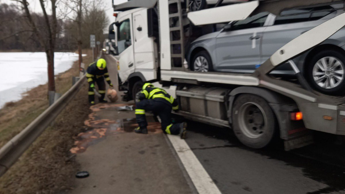 Dopravní nehoda kamionu a osobního vozidla uzavřela silnici I/14 u obce ...